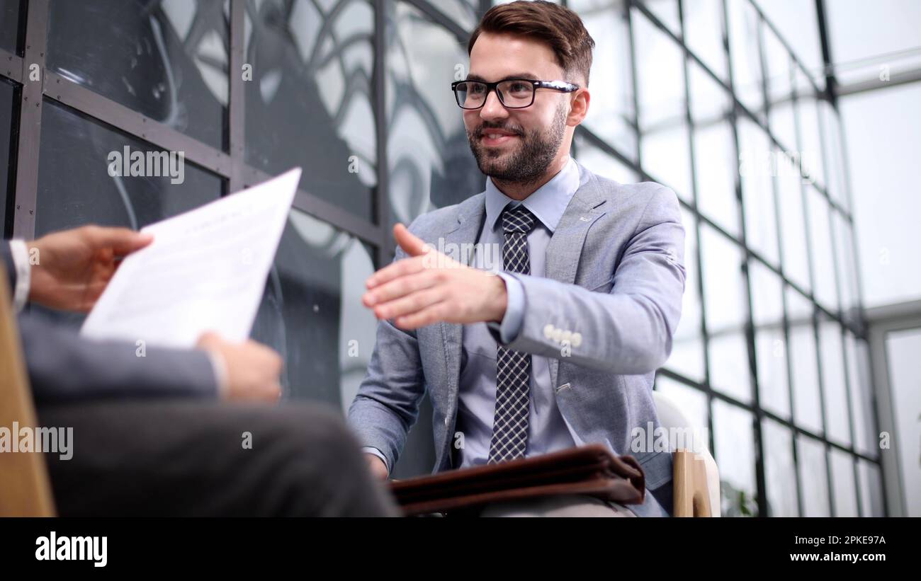 Raising a few important points in signing a contract in the office ...