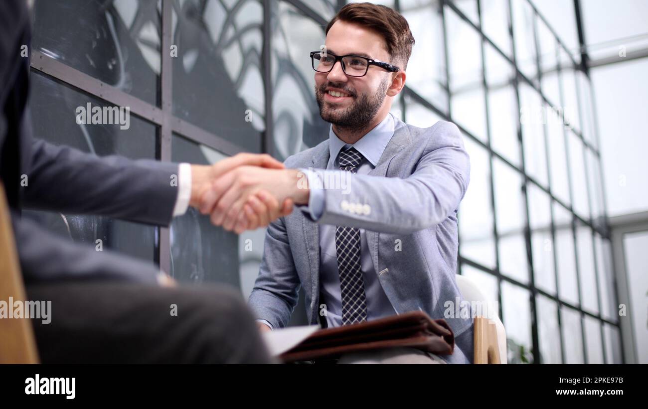 Raising a few important points in signing a contract in the office ...