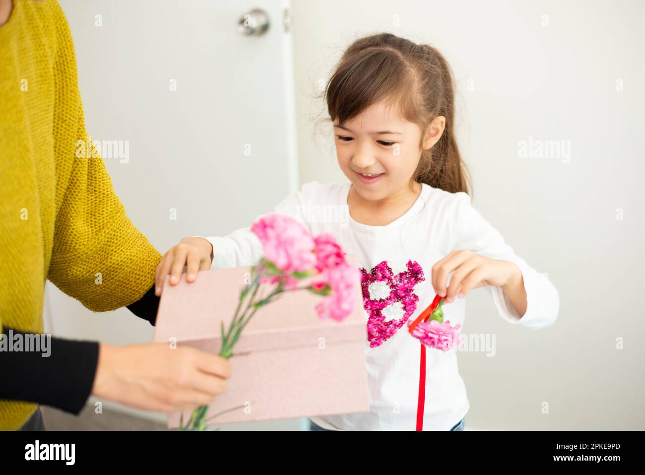 Little asian girl giving gift hi-res stock photography and images - Alamy