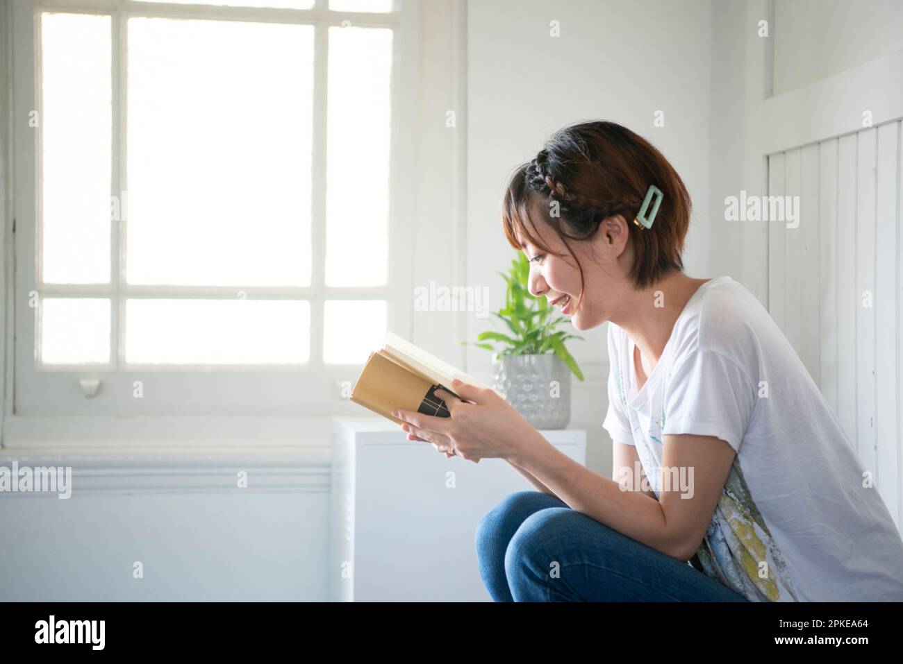Japanese woman female reading books hi-res stock photography and images ...