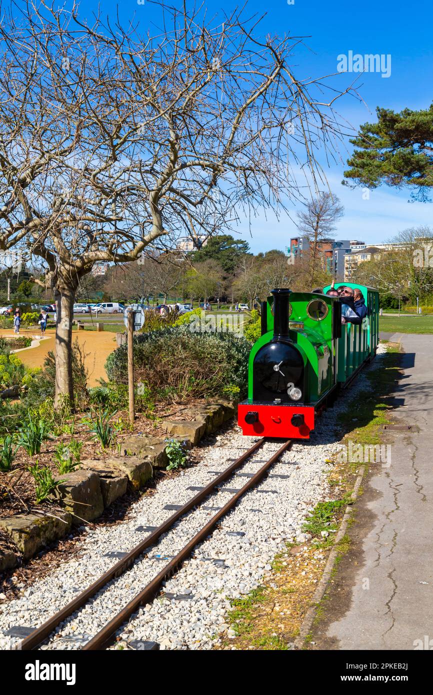 Poole, Dorset UK. 7th April 2023. UK weather: Visitors enjoy the ...