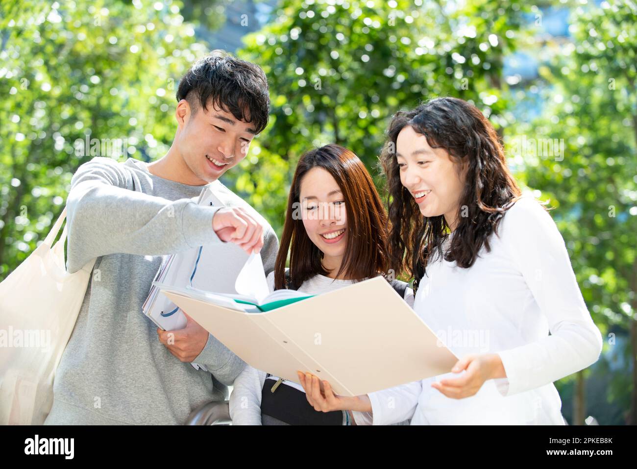 Three students talking hi-res stock photography and images - Alamy