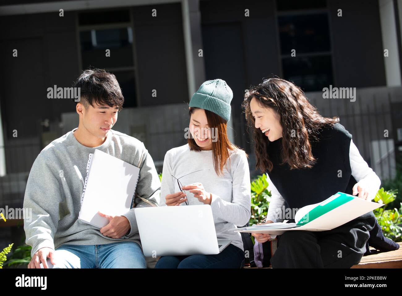 Three students talking hi-res stock photography and images - Alamy