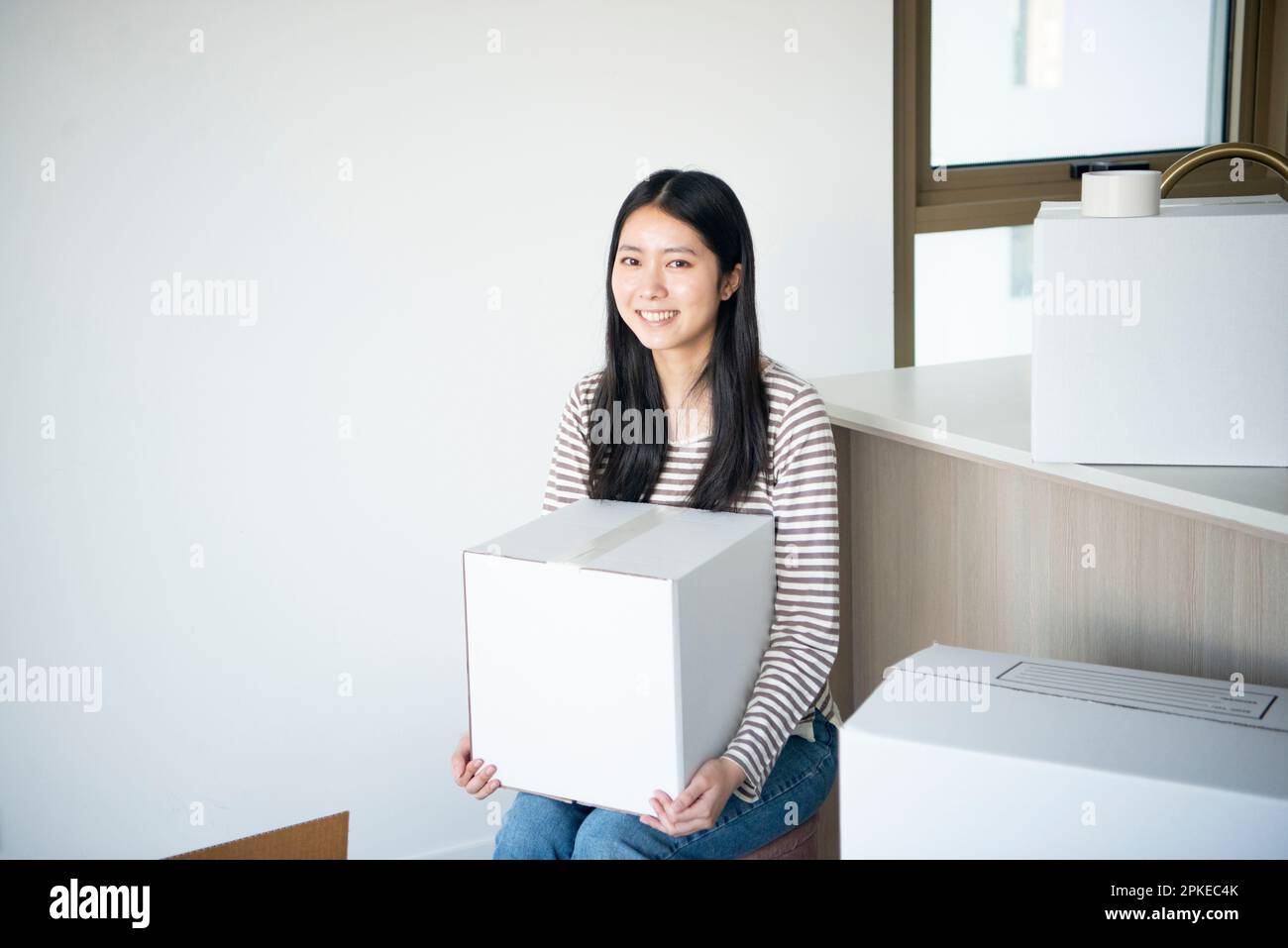 Woman moving house asian hi-res stock photography and images - Alamy