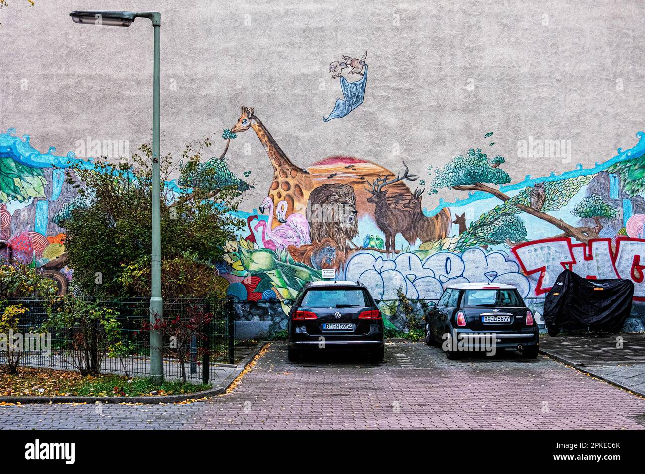 Street art & graffiti on Firewall of apartment building,Schmiljanstraße ...
