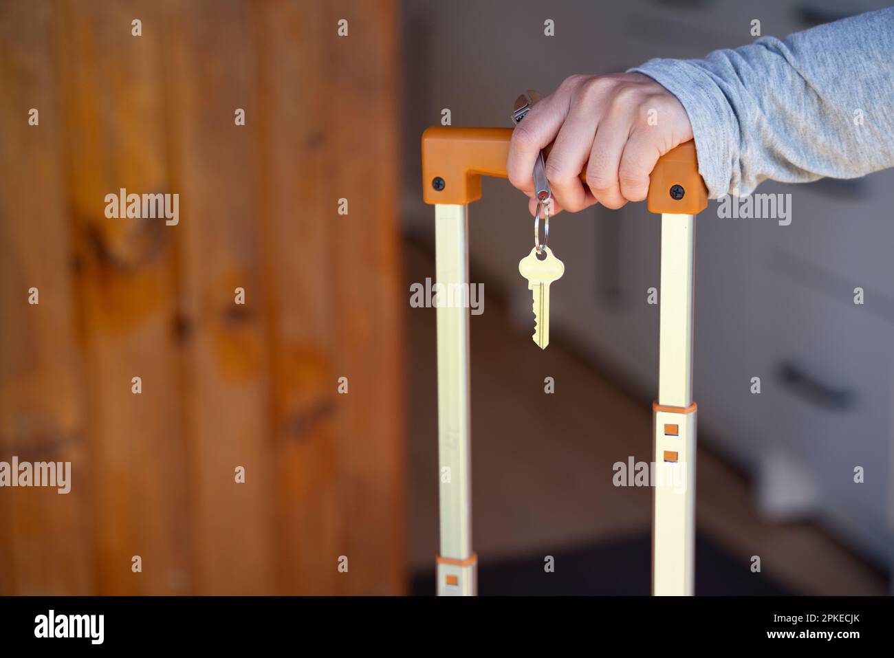 Woman holding keys in her hand Stock Photo - Alamy
