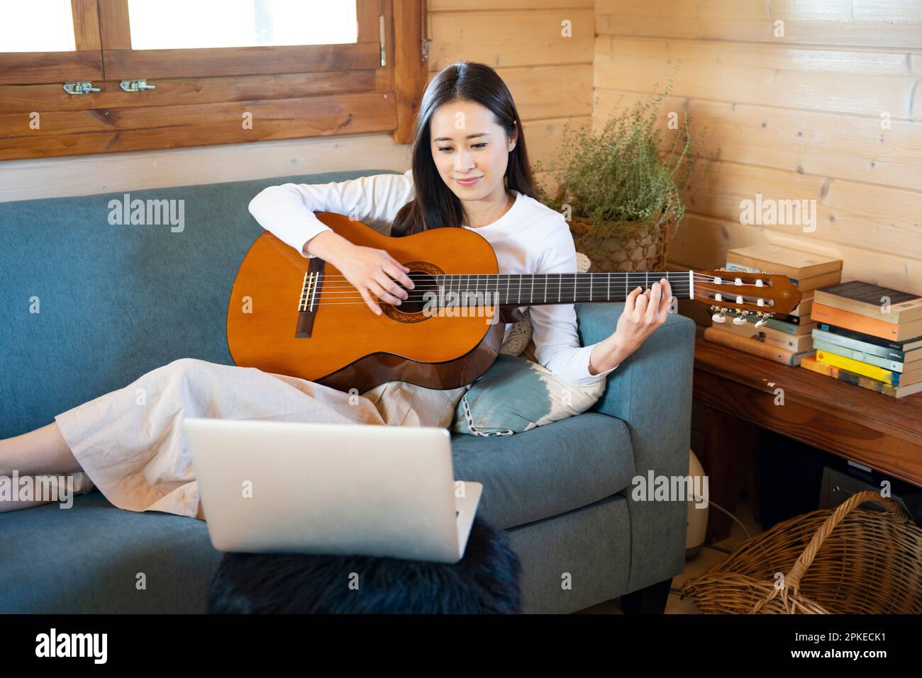 Woman playing classical guitar hi-res stock photography and images - Alamy