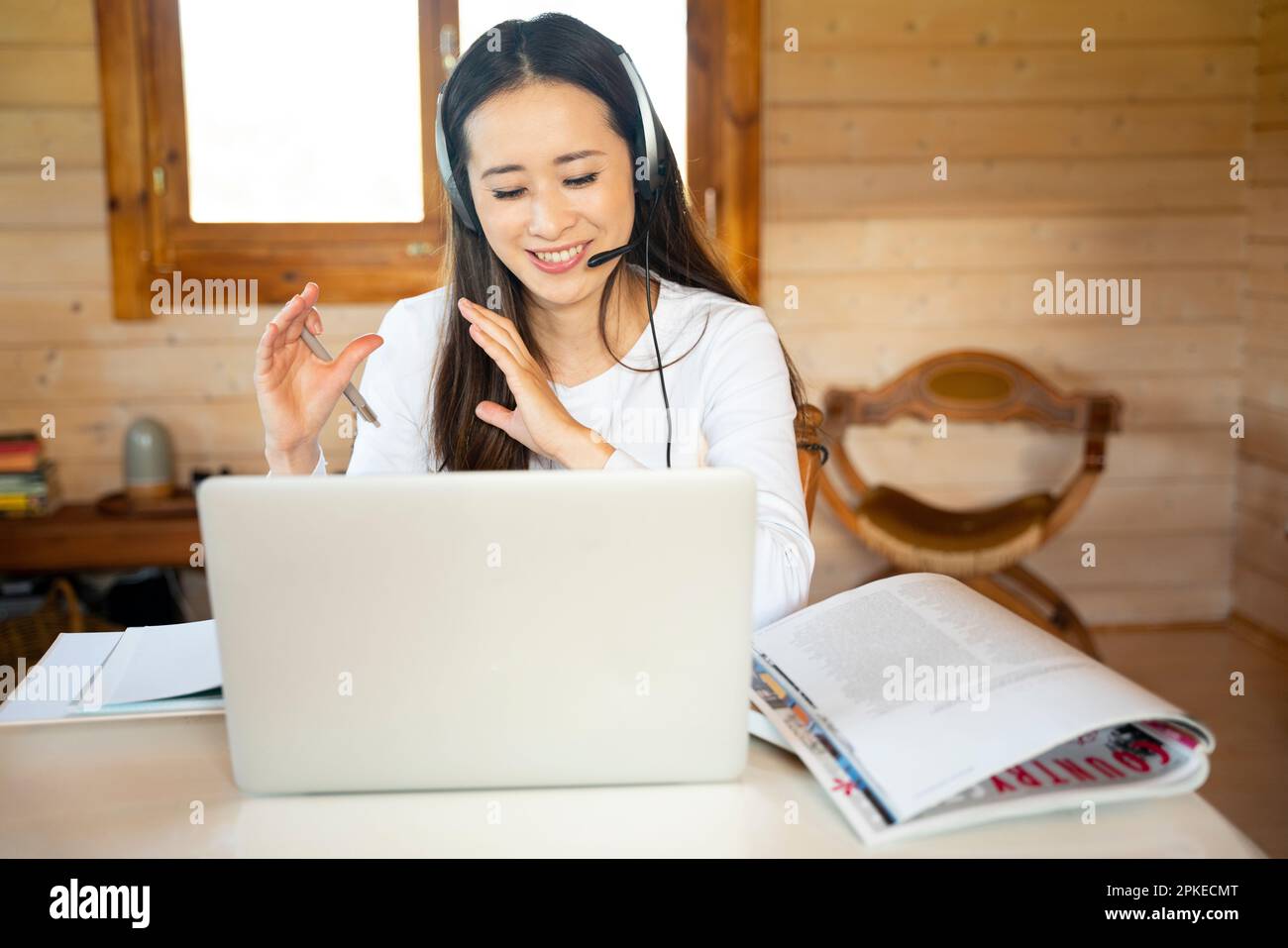 Woman headphone laptop hi-res stock photography and images - Alamy