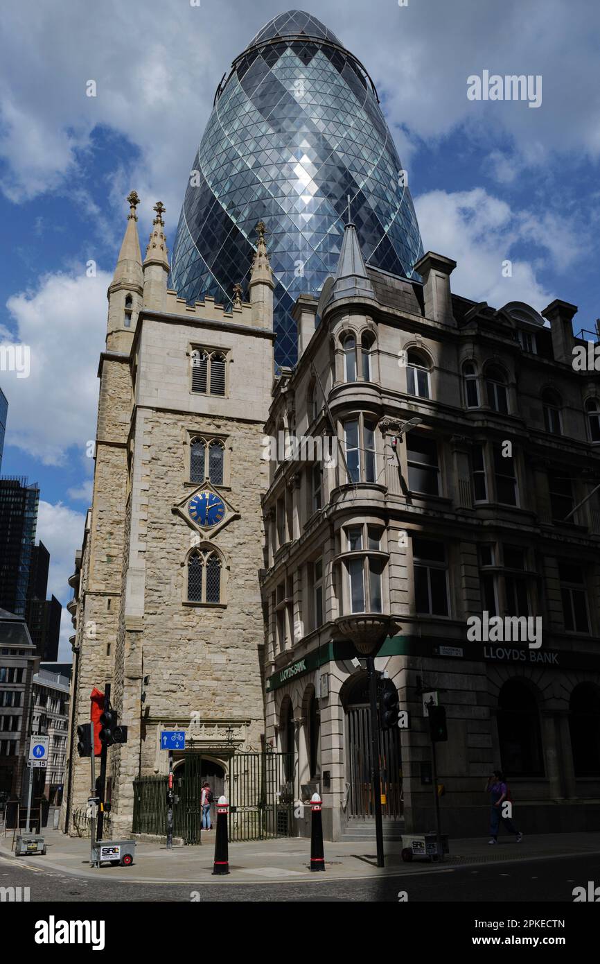 St mary axe bollards hi-res stock photography and images - Alamy