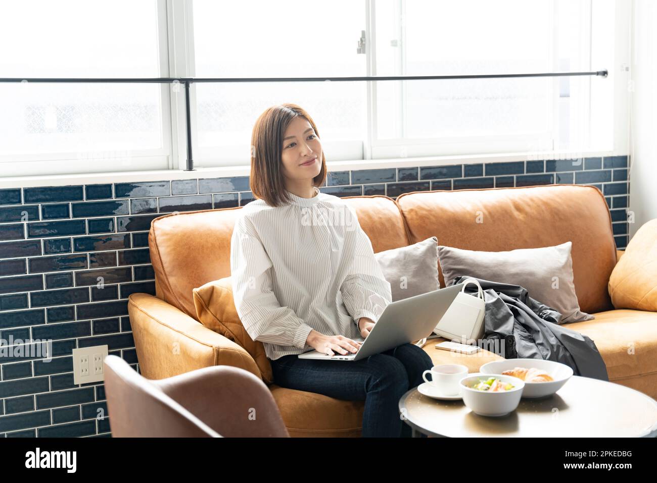 Woman opening a computer at a café Stock Photo - Alamy