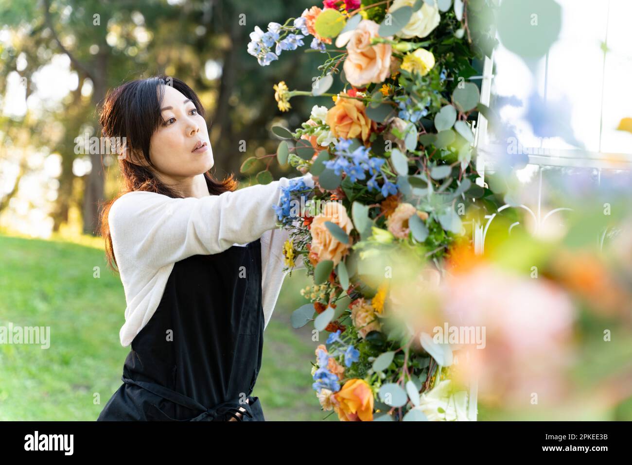 Florist woman setting up for a wedding Stock Photo - Alamy