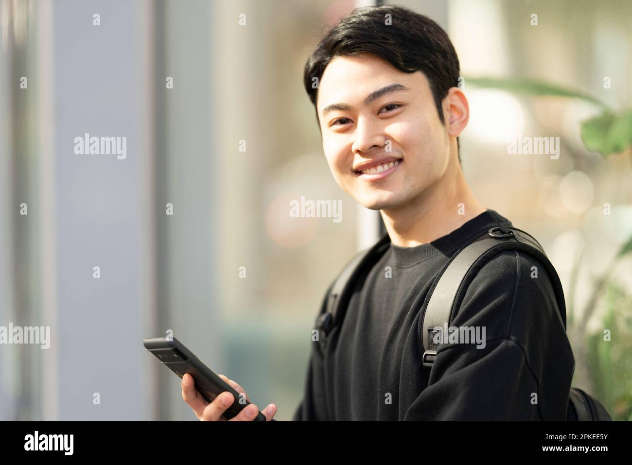 Person holding a phone hi-res stock photography and images - Alamy