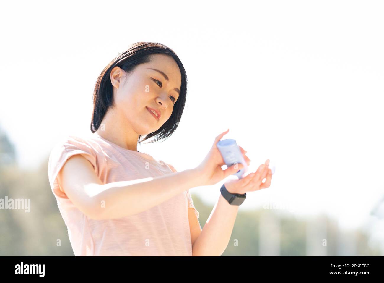 Applying sunscreen hi-res stock photography and images - Alamy