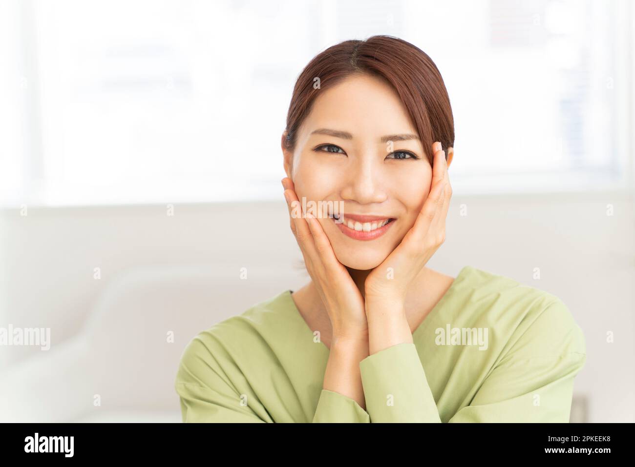 Hand on cheek hi-res stock photography and images - Alamy
