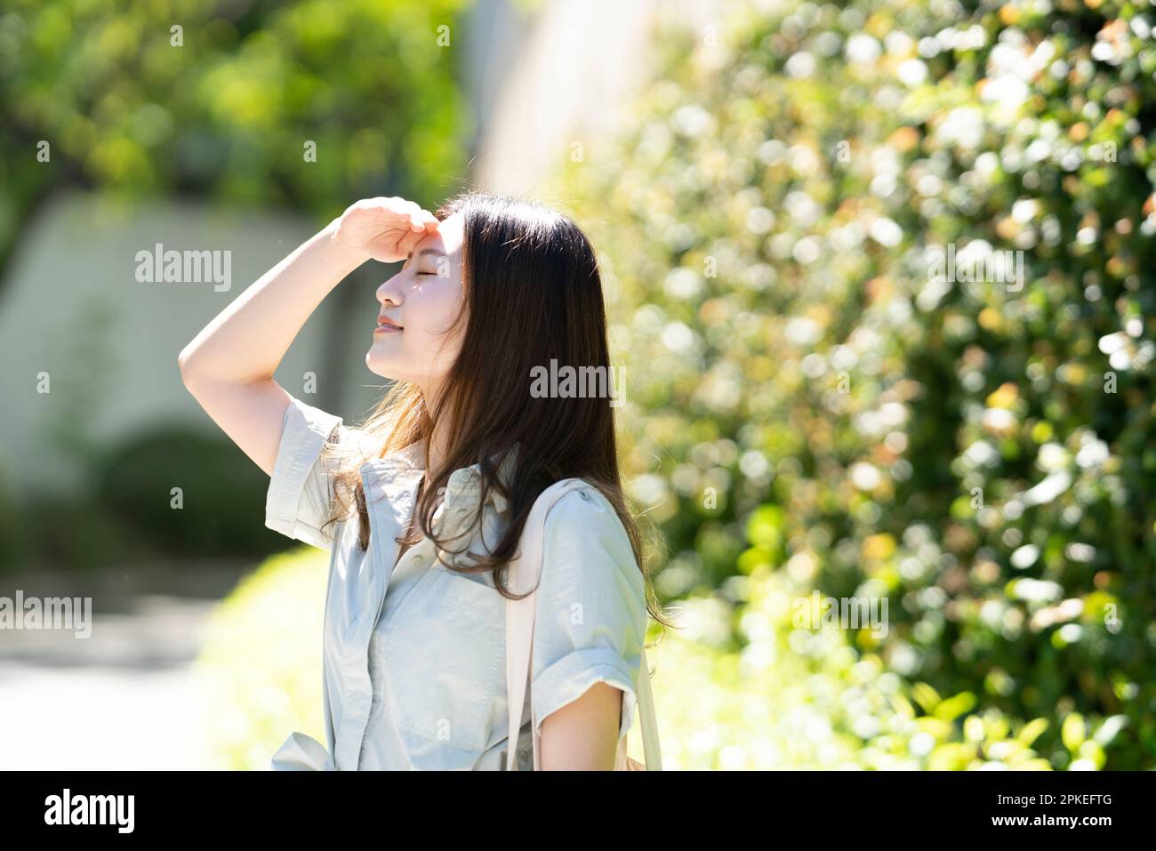 Woman dazzled sun hi-res stock photography and images - Alamy