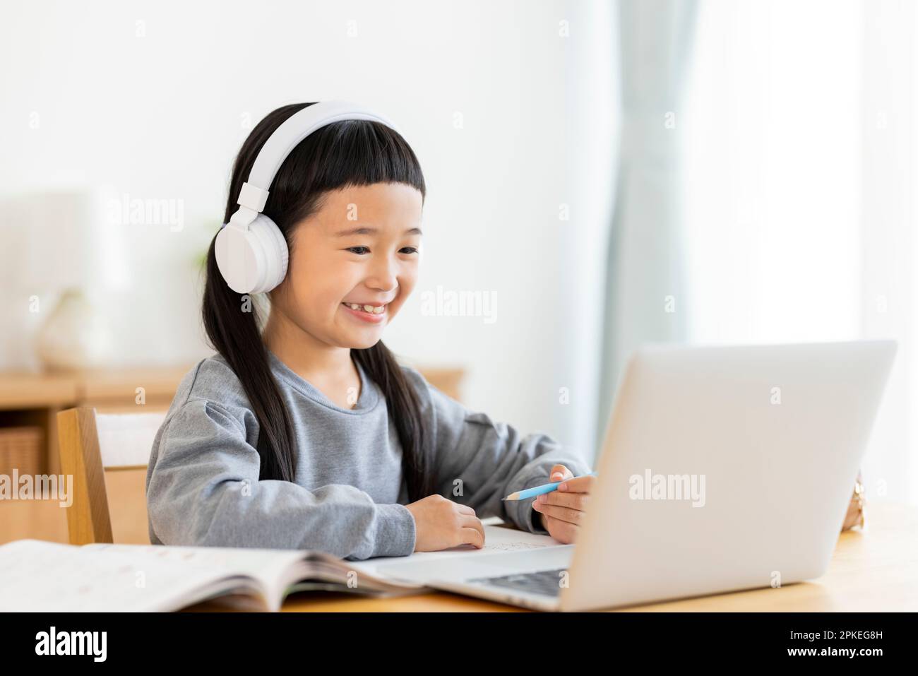 Girls learning online on the computer Stock Photo - Alamy