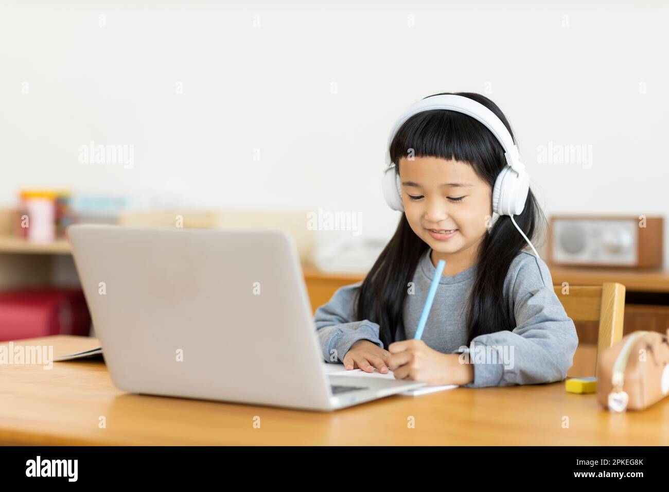 Student girl headphone writing hi-res stock photography and images - Alamy