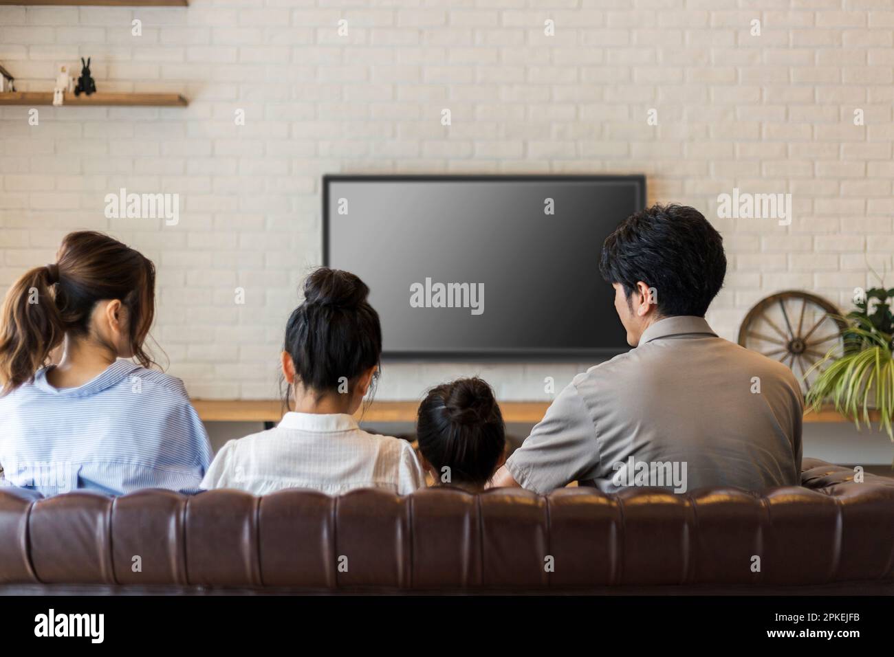 Family watching TV Stock Photo - Alamy