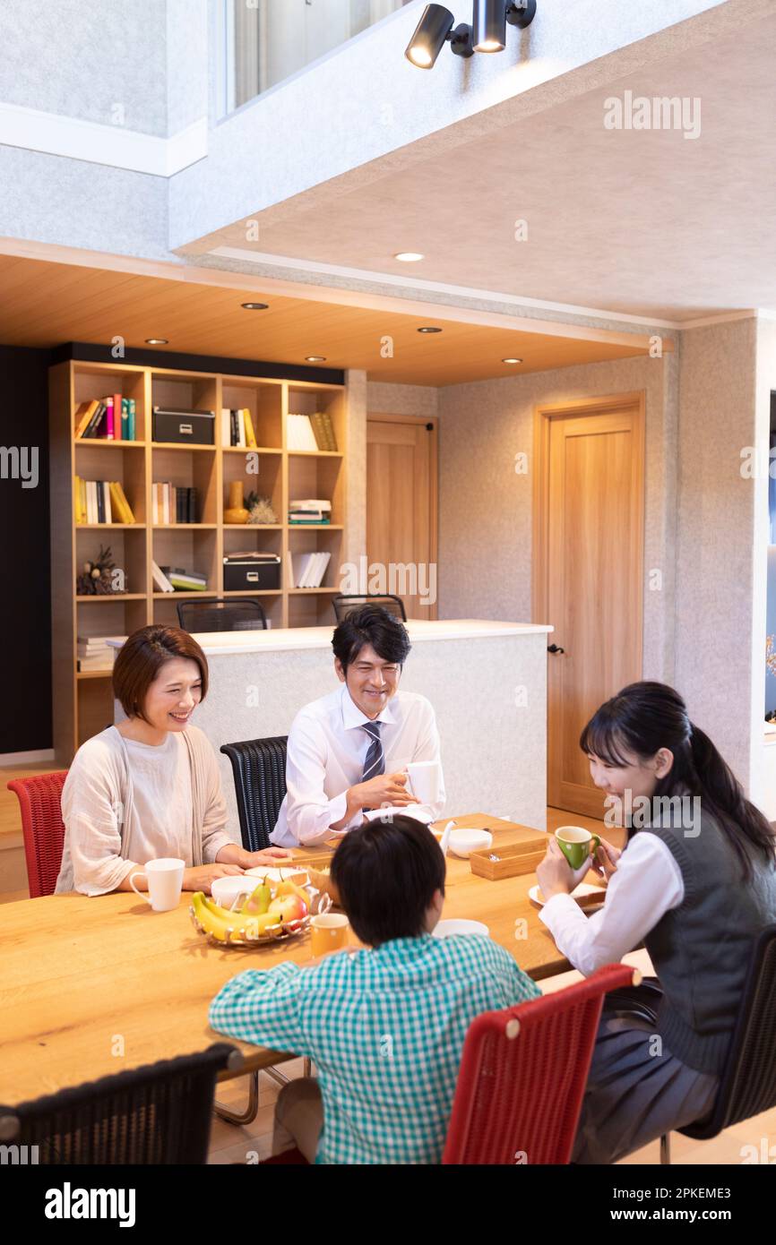 Family eating breakfast Stock Photo - Alamy