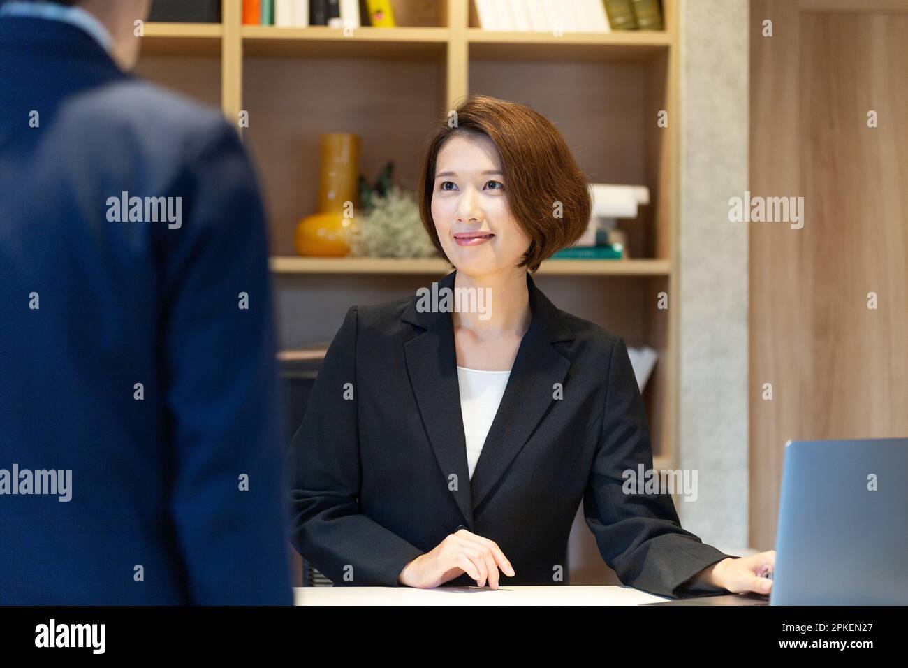 Check in desk hotel hi-res stock photography and images - Alamy