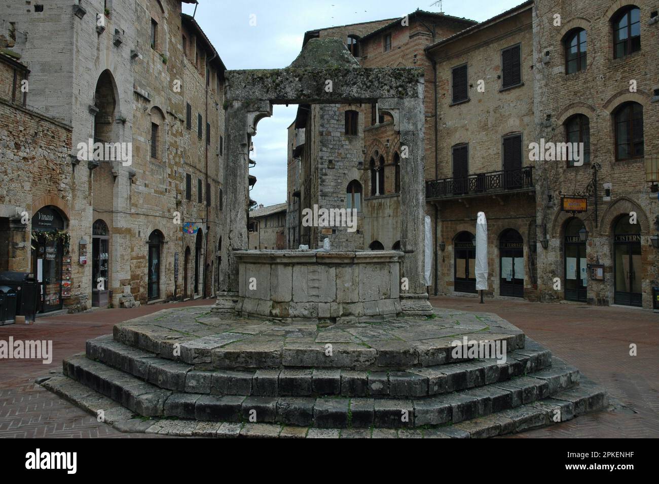 Esterno delle Cisterna in piazza . Medievale Stock Photo - Alamy