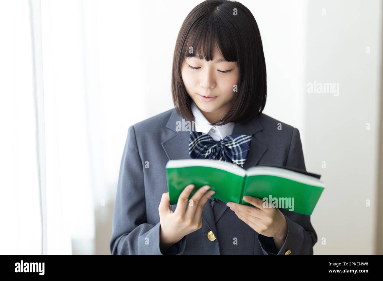 High school students reading a textbook Stock Photo - Alamy