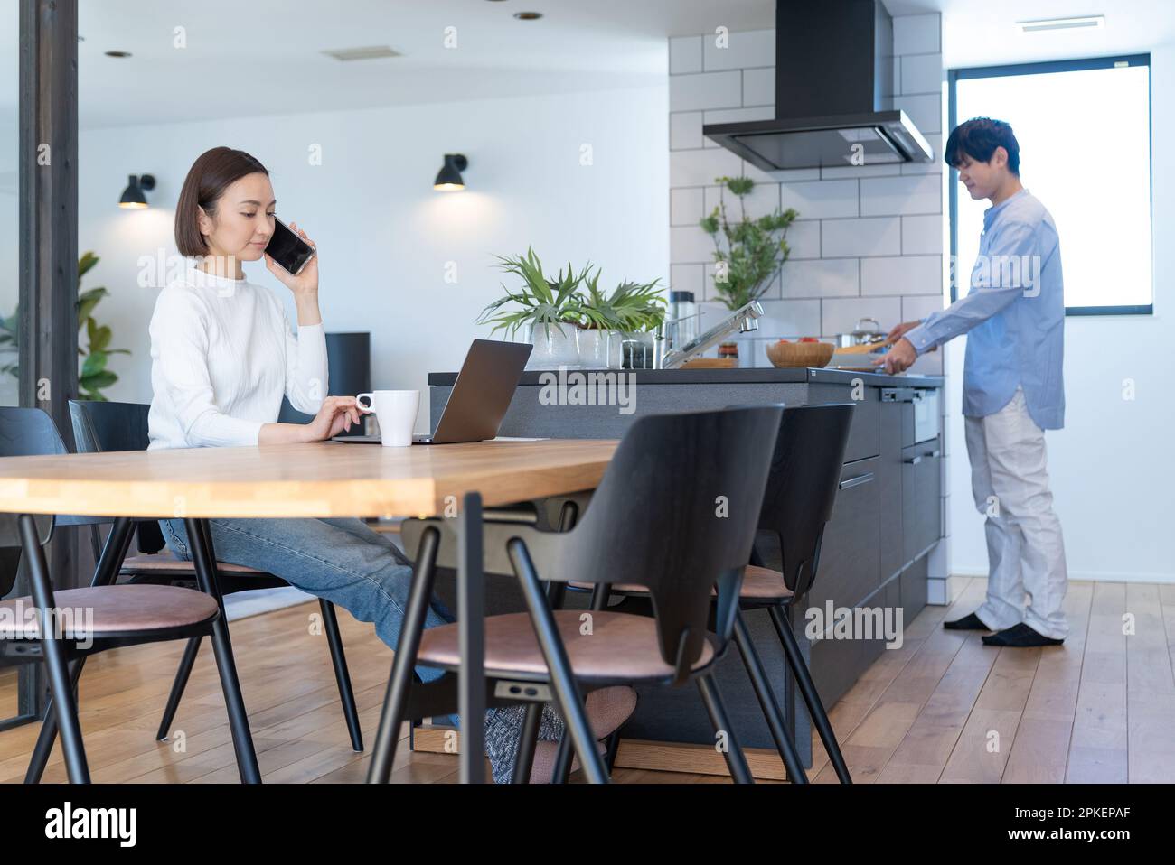 Man stand in kitchen hi-res stock photography and images - Alamy