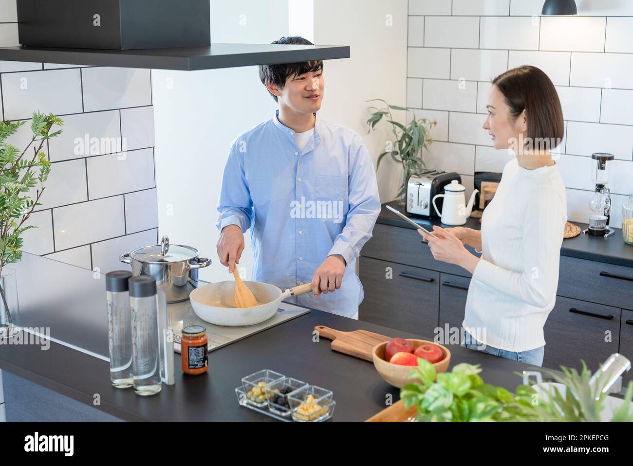 Men and women in the kitchen Stock Photo - Alamy