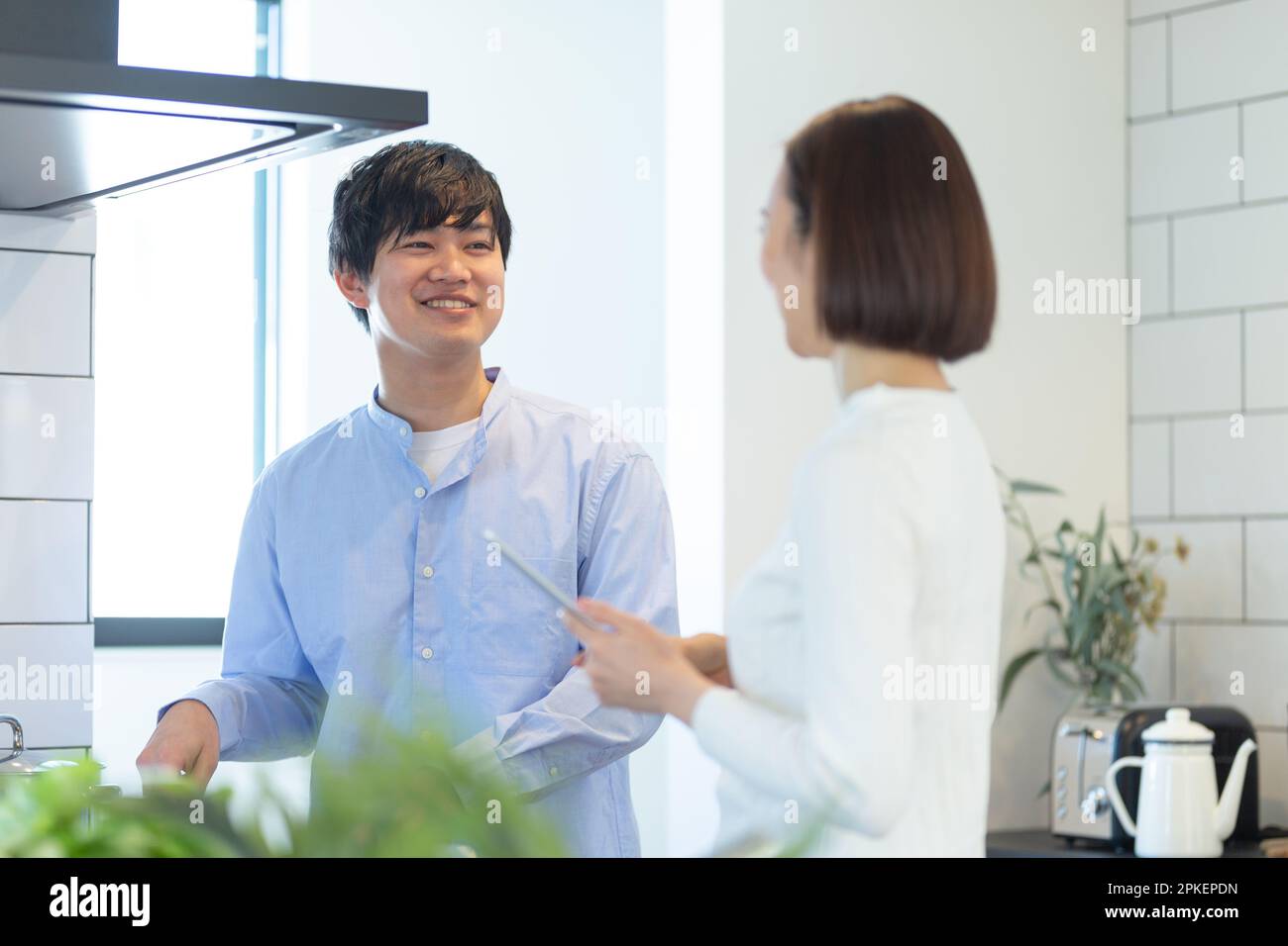 Men and women in the kitchen Stock Photo - Alamy