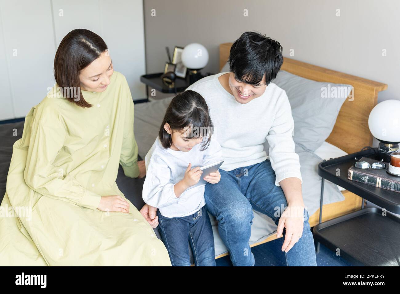 Family relaxing bed hi-res stock photography and images - Alamy