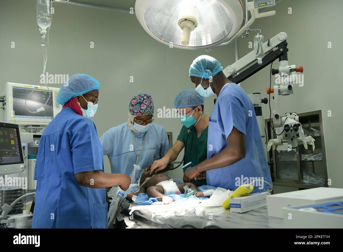 Dakar. 31st Mar, 2023. Chinese medical team member Huang Jianbin (2nd R ...