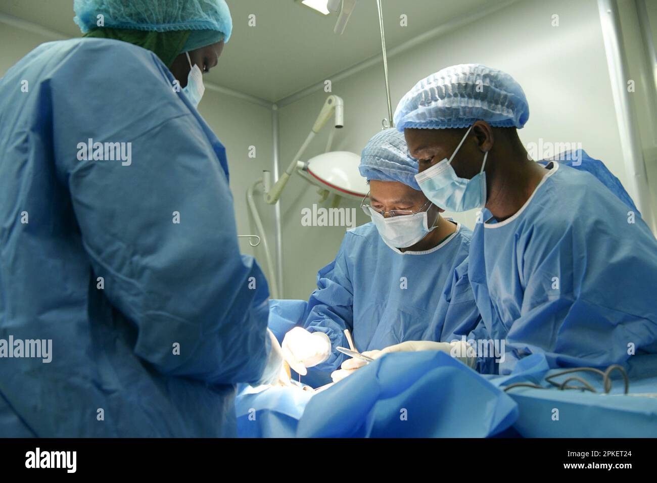 Dakar. 31st Mar, 2023. Chinese medical team member Zhang Yong (2nd R ...