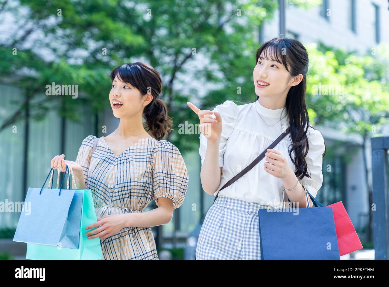 Young women shopping chatting hi-res stock photography and images - Alamy