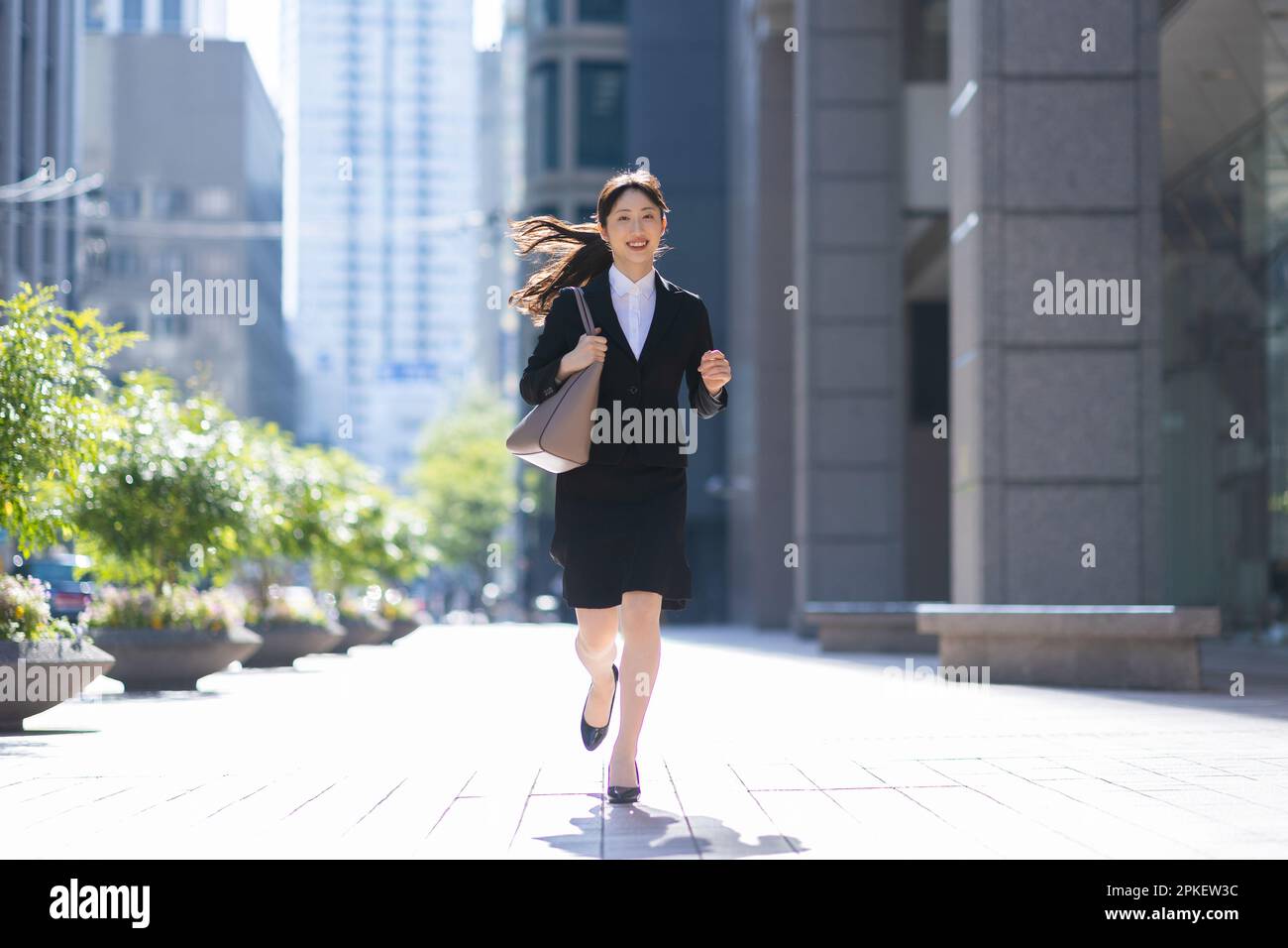 Full body asian business woman hi-res stock photography and images - Alamy