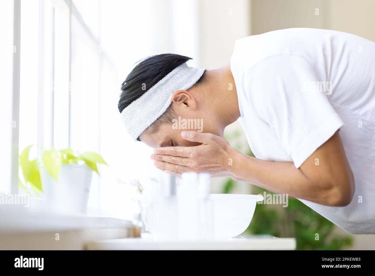 Man washing face Stock Photo - Alamy