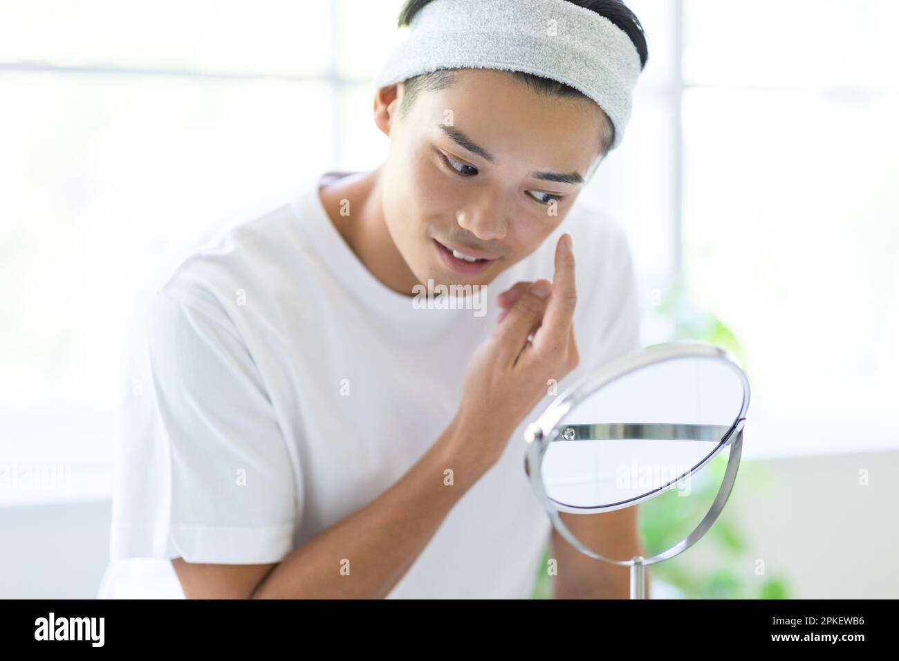 Man looking in the mirror Stock Photo - Alamy