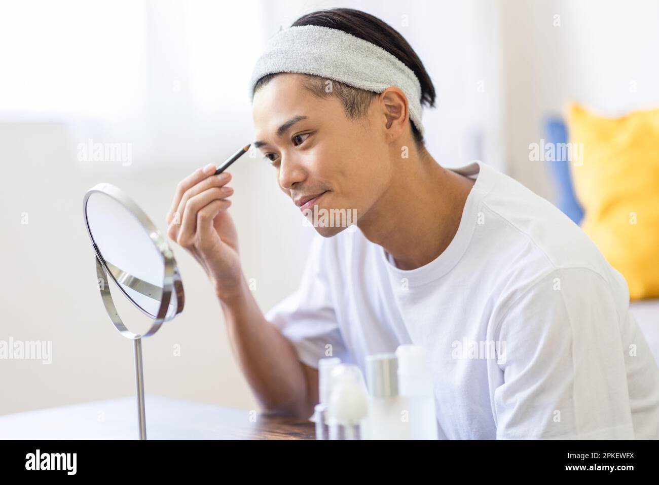 Man drawing eyebrows Stock Photo - Alamy