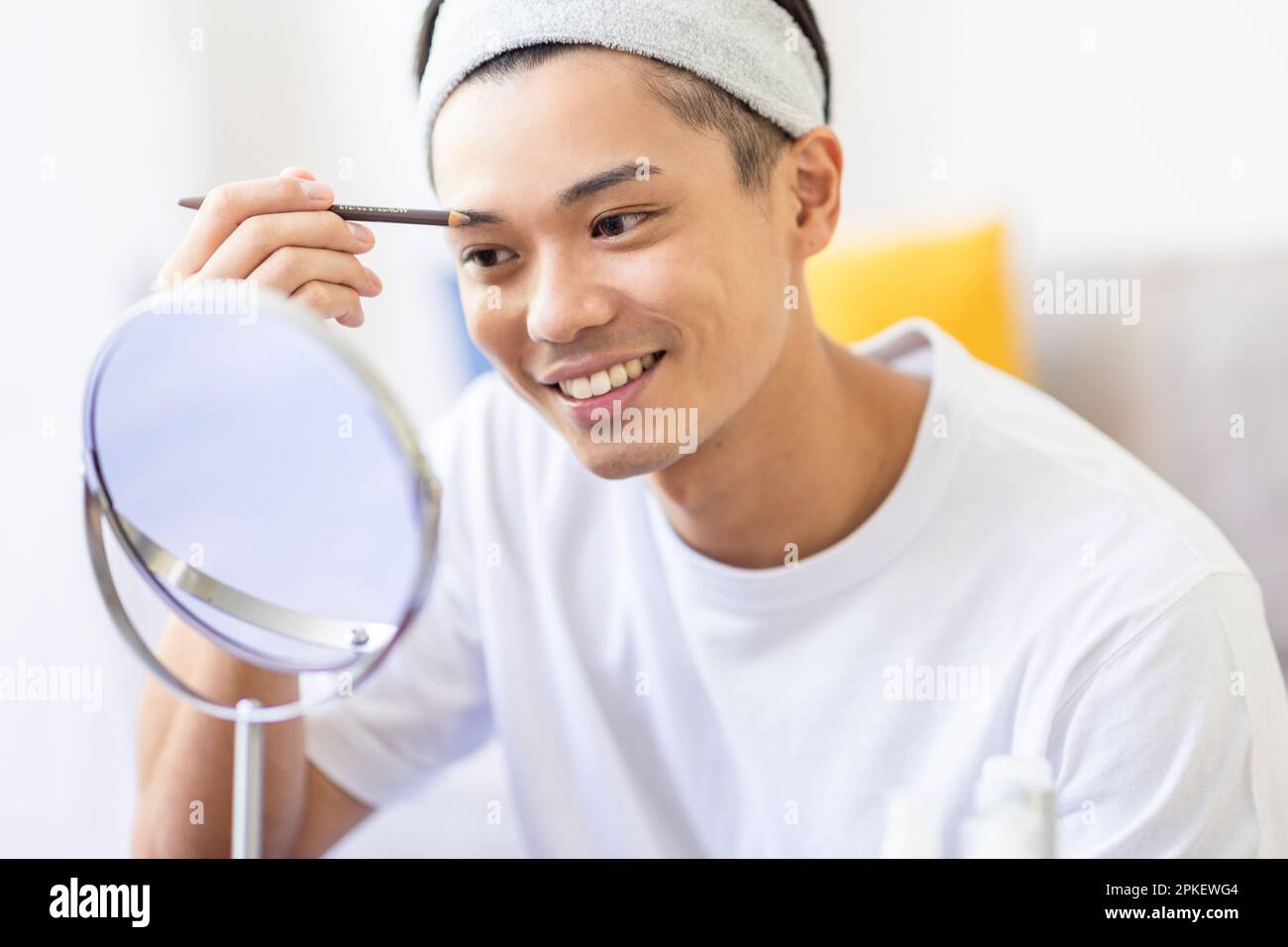 Man drawing eyebrows Stock Photo - Alamy