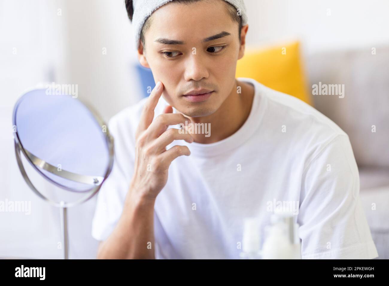 Man looking in the mirror Stock Photo - Alamy