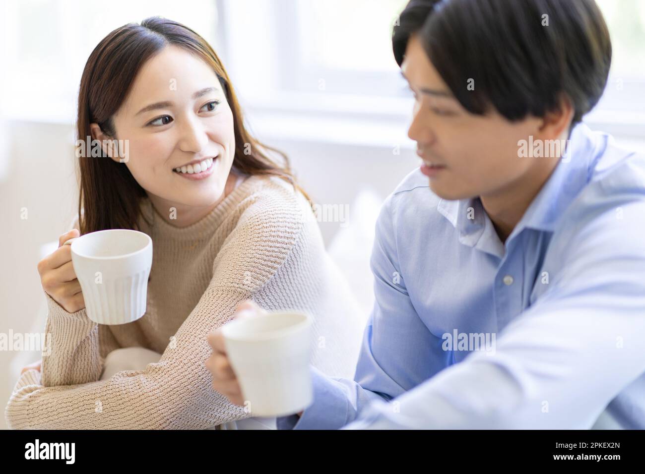 Man and woman having a conversation Stock Photo - Alamy