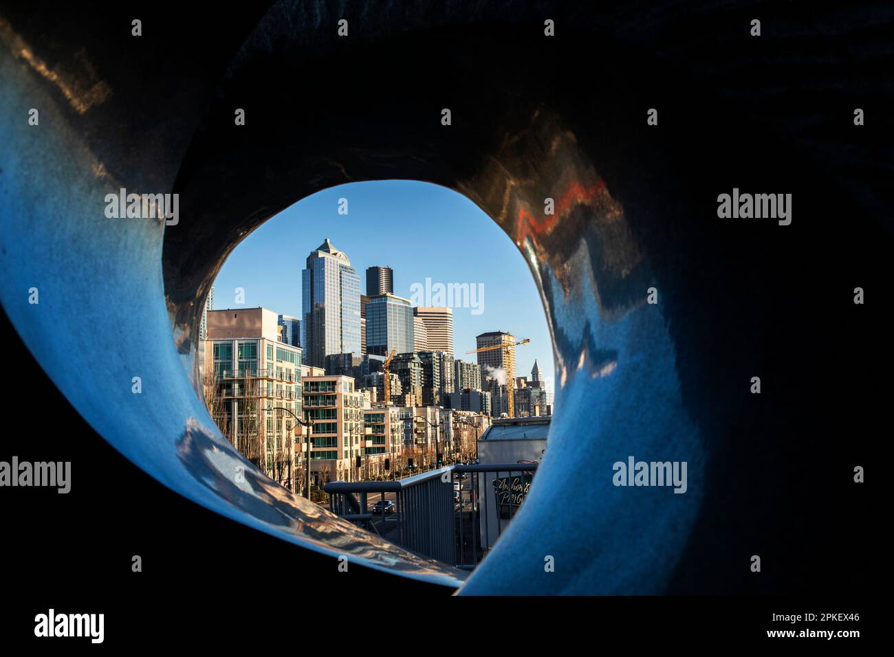 WA24161-00....WASHINGTON - Seattle skyline viewed through Oushi Zokei ...