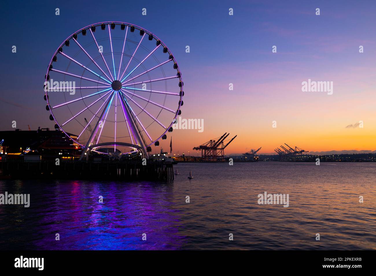 WA24168-00....WASHINGTON - Seattle's Great Wheel on the edge of the ...