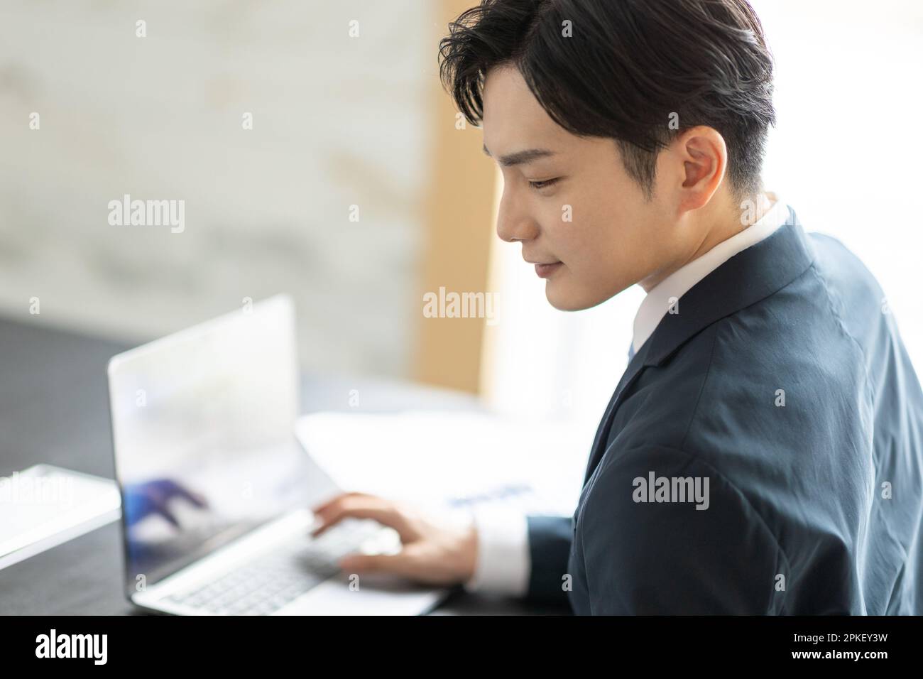 Person office computer tie hi-res stock photography and images - Alamy
