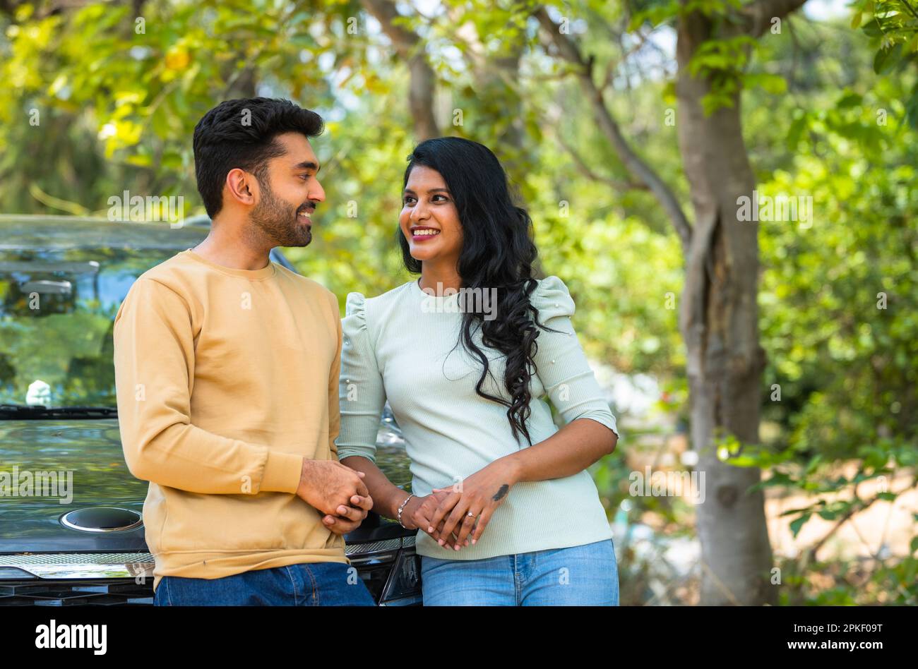 4k romantic young couple in hi-res stock photography and images - Alamy