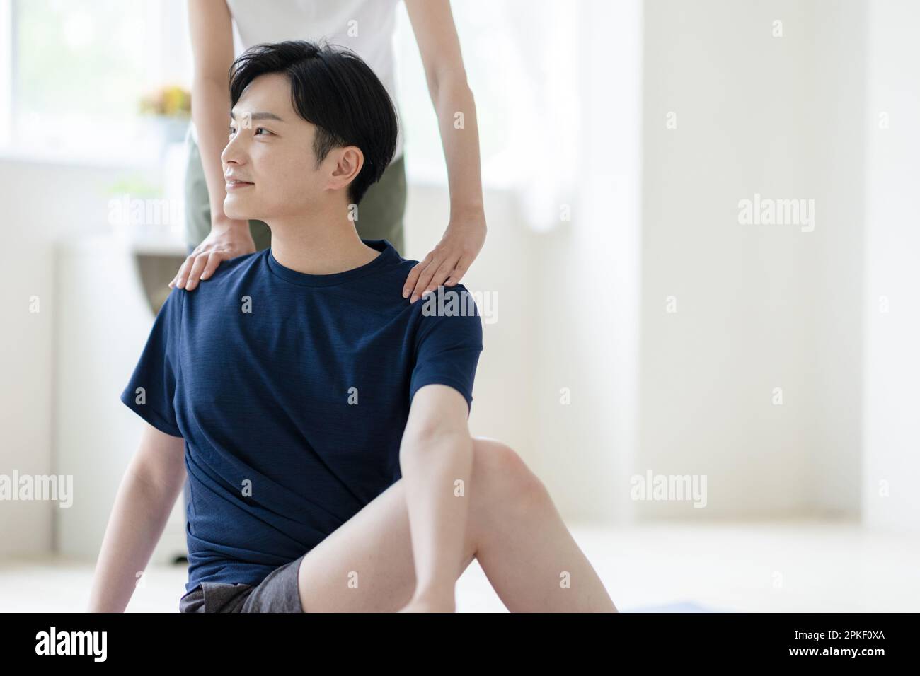 Men and women who stretch Stock Photo - Alamy