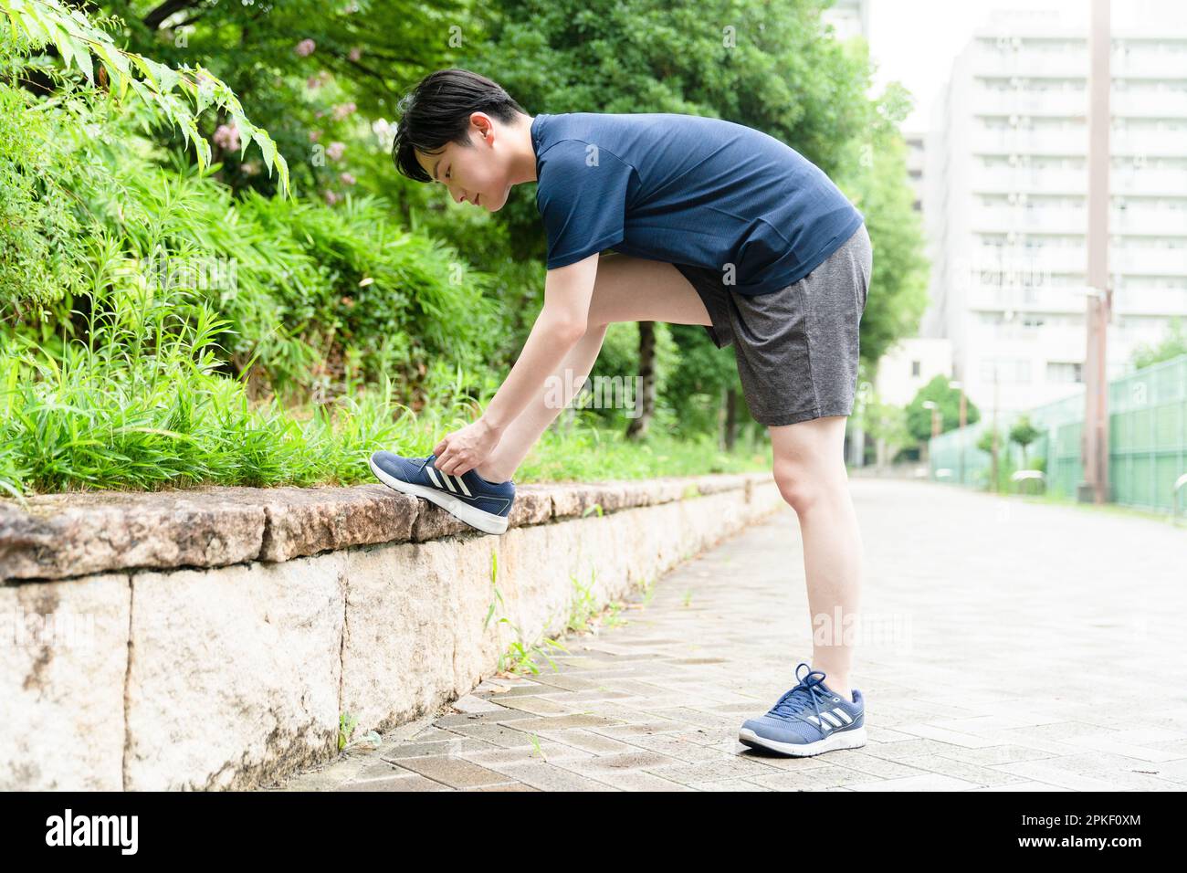 Japanese men tying hi-res stock photography and images - Alamy