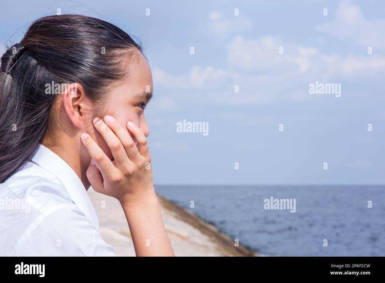 Junior High School Students Cheek Cupping Their Cheeks on the Beach ...