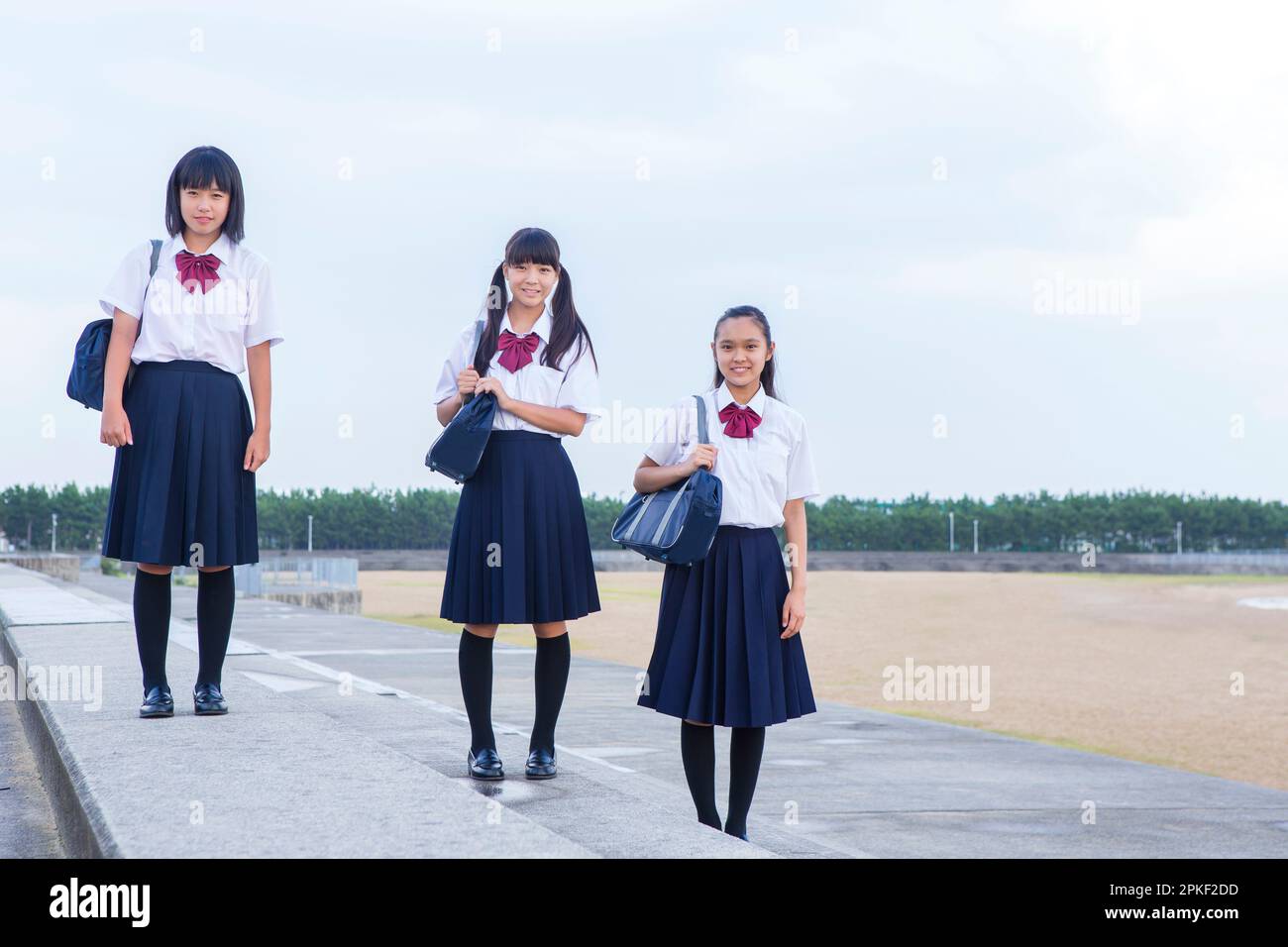 Teen beach walking alone hi-res stock photography and images - Alamy