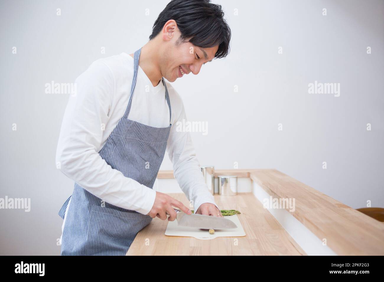 Japan father cooking hi-res stock photography and images - Alamy