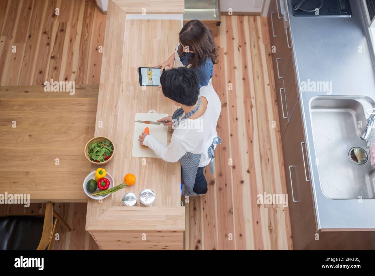 Japan father cooking hi-res stock photography and images - Alamy